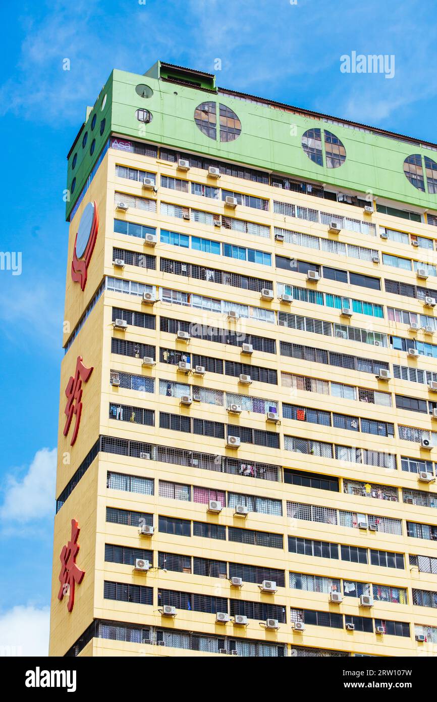 Building architecture and apartment pattern on a clear day in Chinatown ...