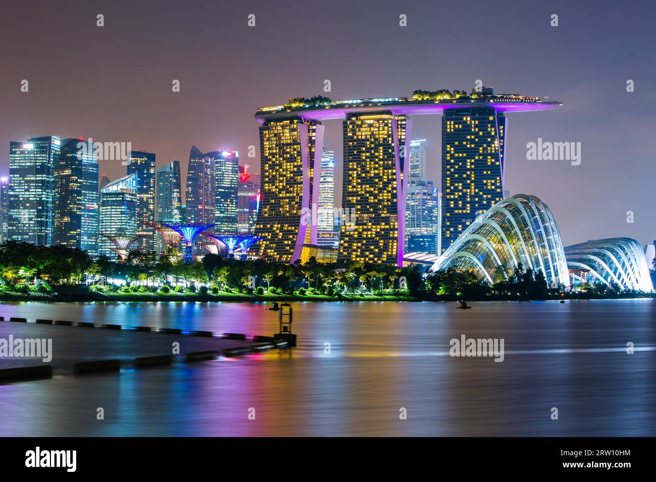 Marina Bay Sands and Gardens By The Bay with city skyline at dusk Stock ...