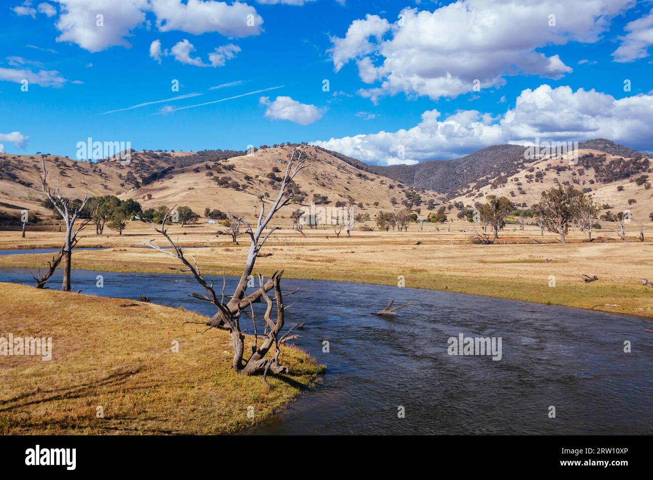 The view from Mitta Valley Lookout around Tallangatta Rail Bridge and ...