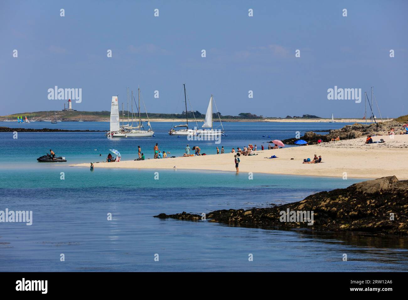 Sandy beach beach with bathers and sailboats, Ile Saint-Nicolas, Glenan ...