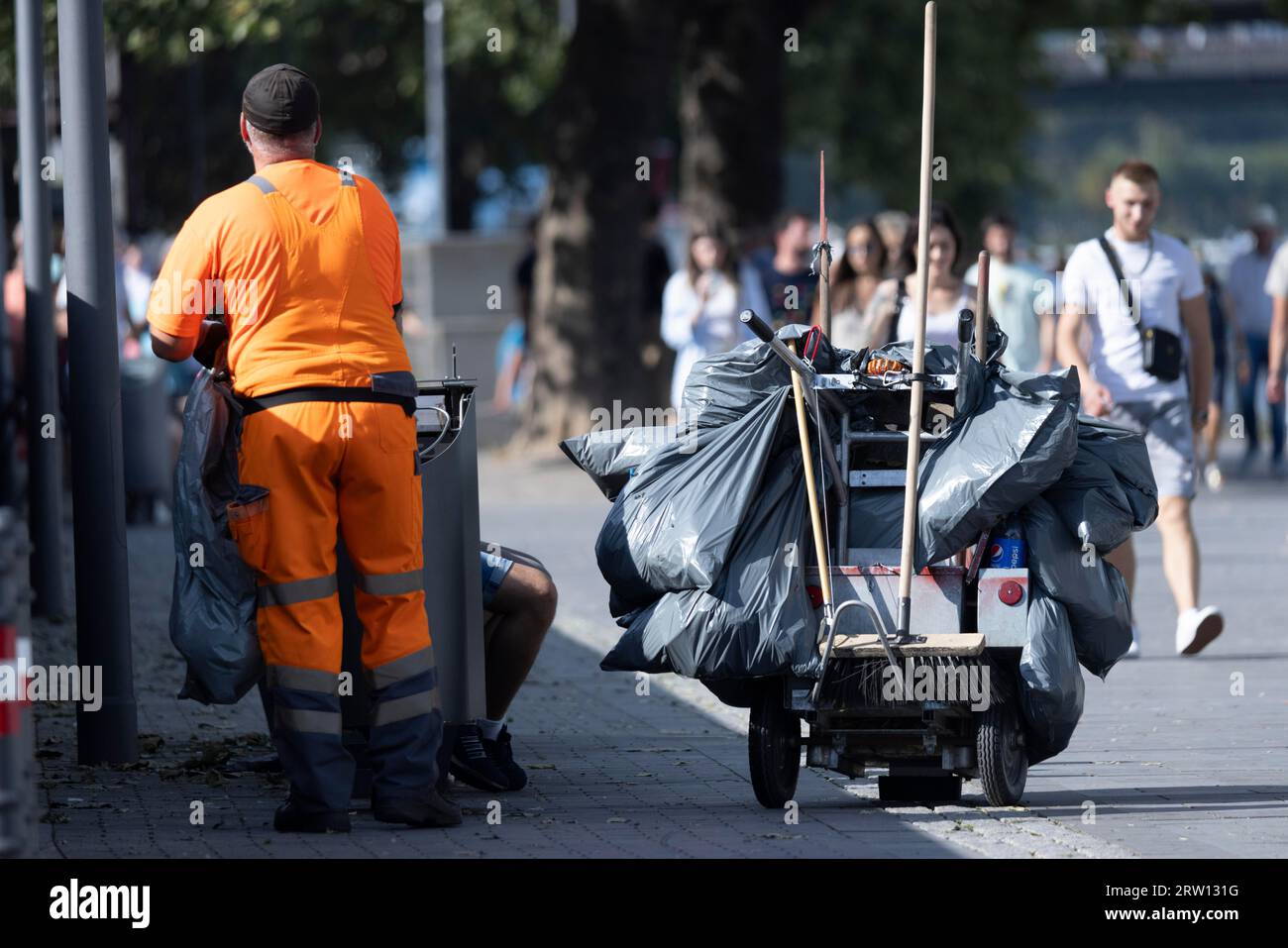 Employee of the refuse collection, Abfallwitschaftsbetriebe, AWB ...