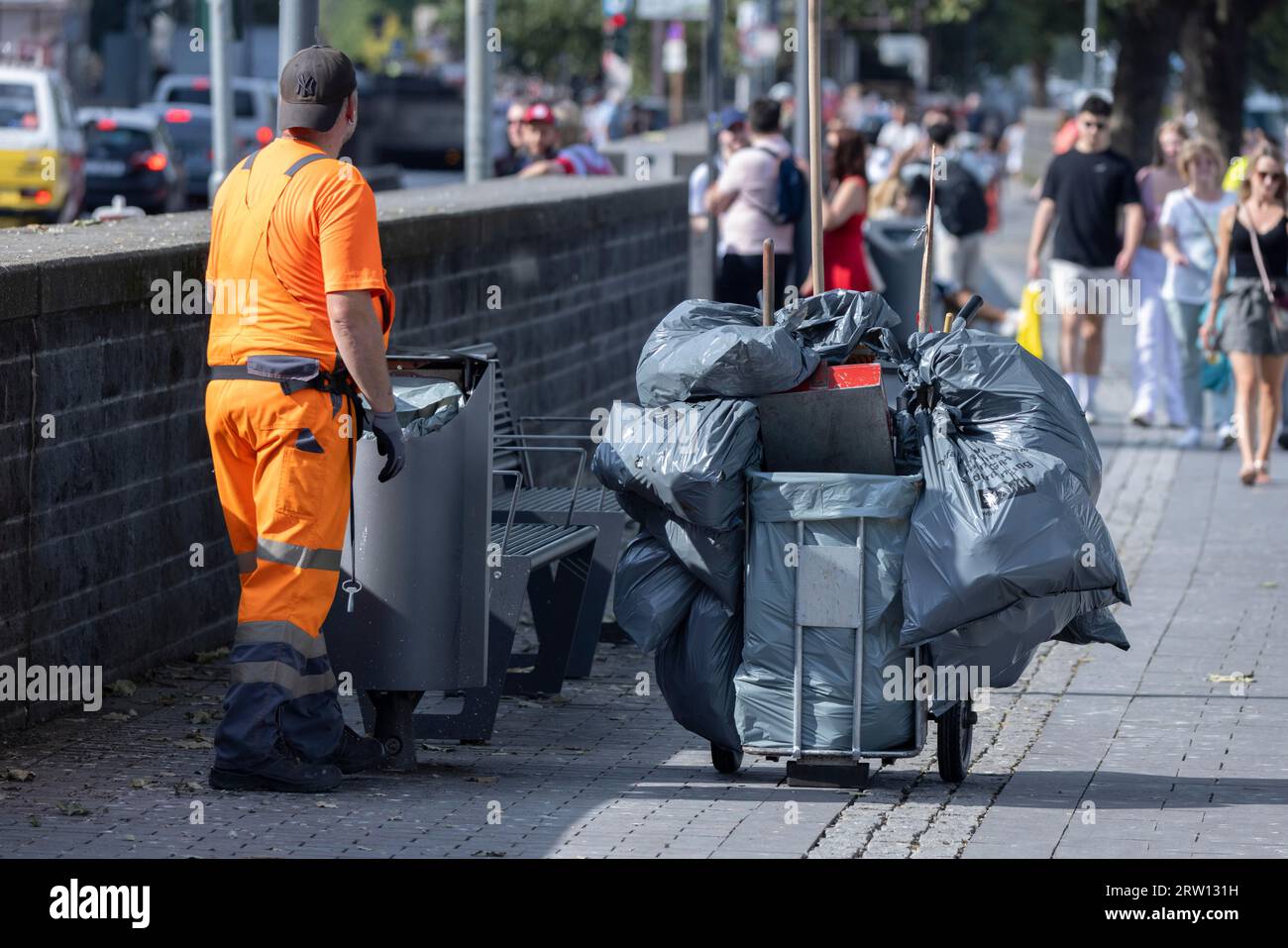 Employee of the refuse collection, Abfallwitschaftsbetriebe, AWB ...