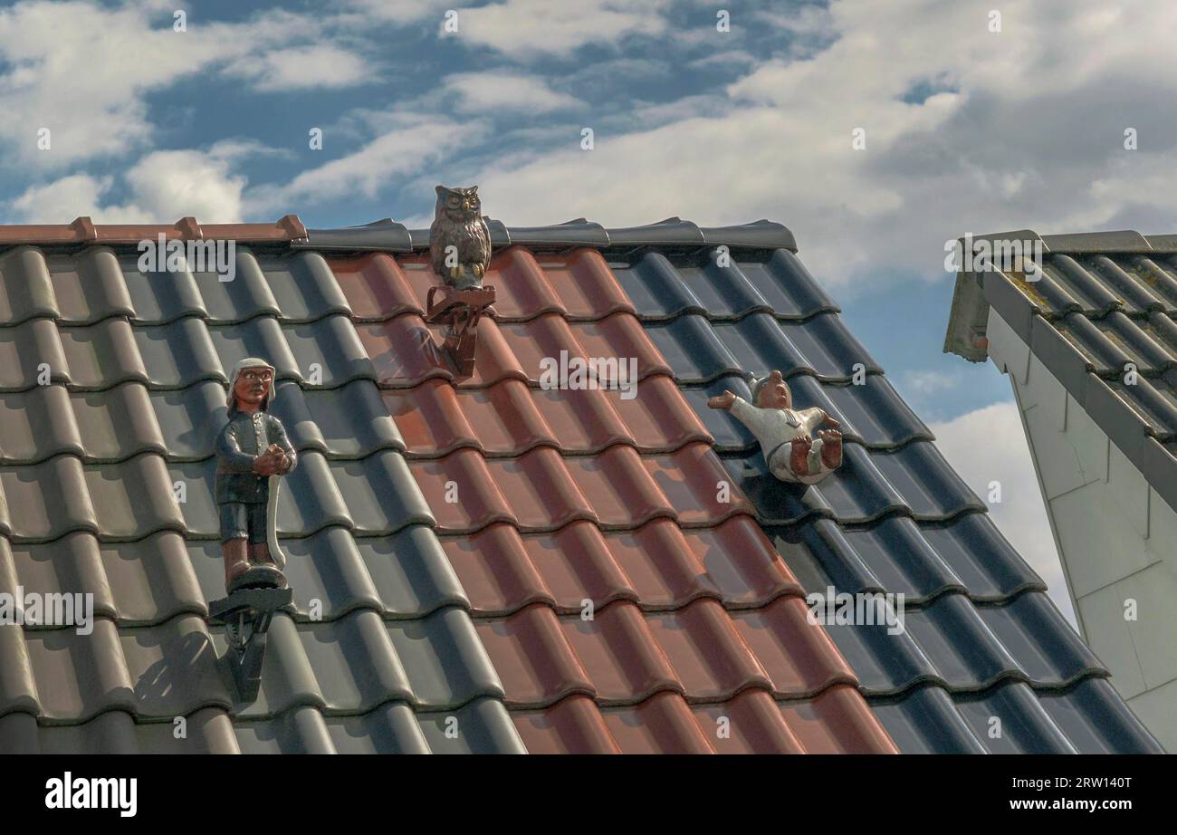 Roof figures hi-res stock photography and images - Alamy