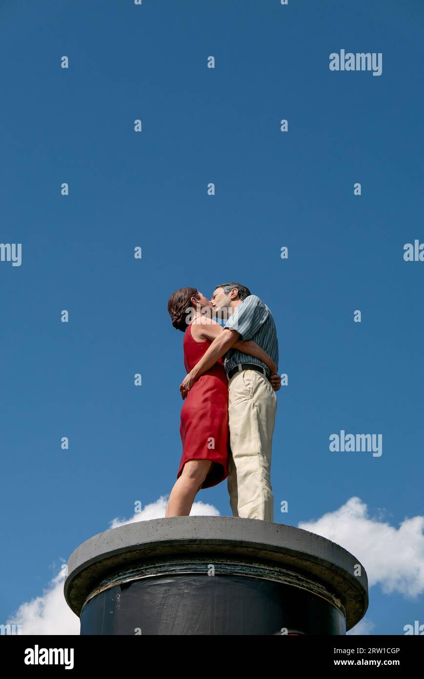 Couple kissing in public on hi-res stock photography and images - Alamy