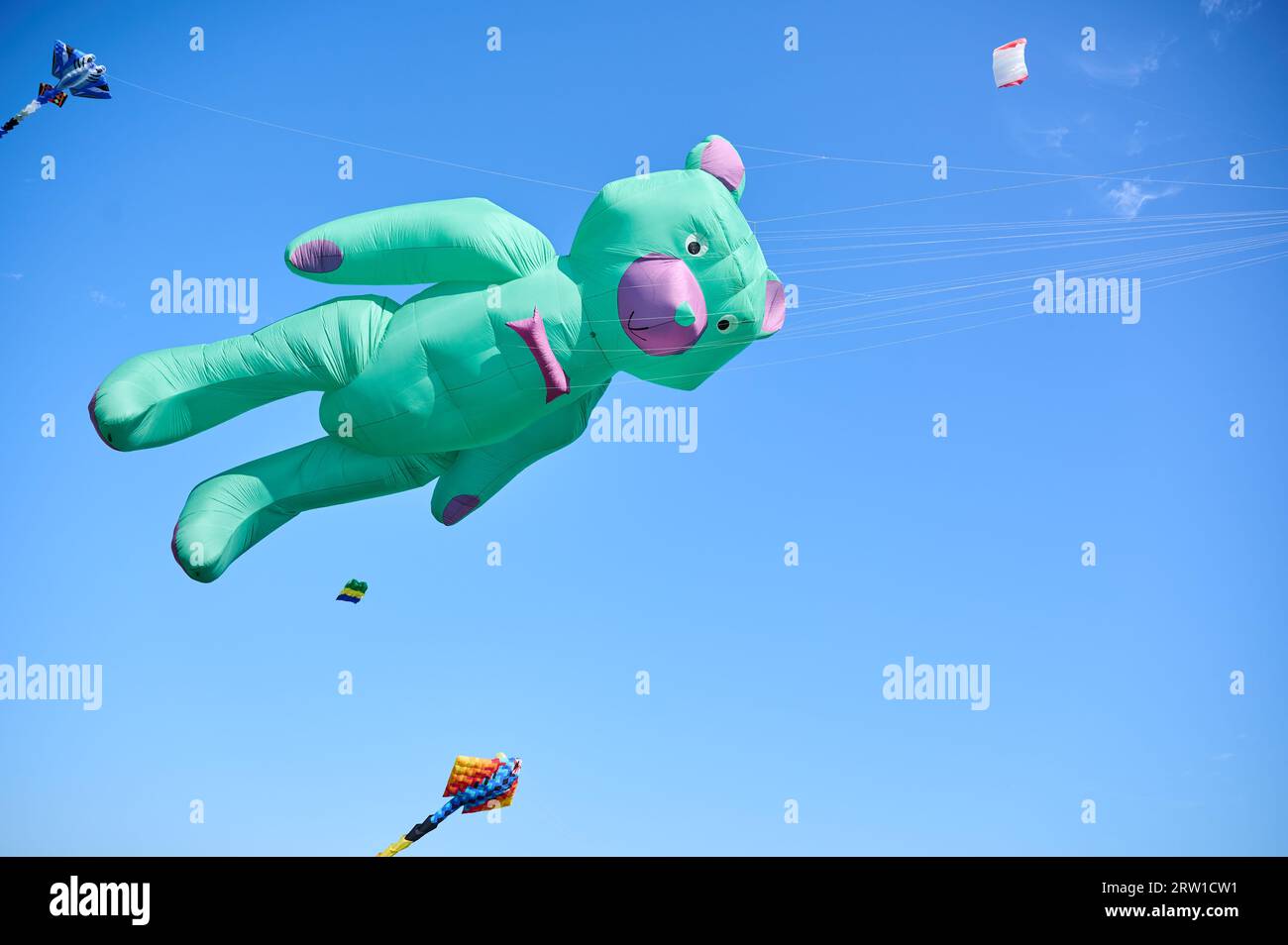 Berlin, Germany. 16th Sep, 2023. Kites fly in the late summer blue sky ...
