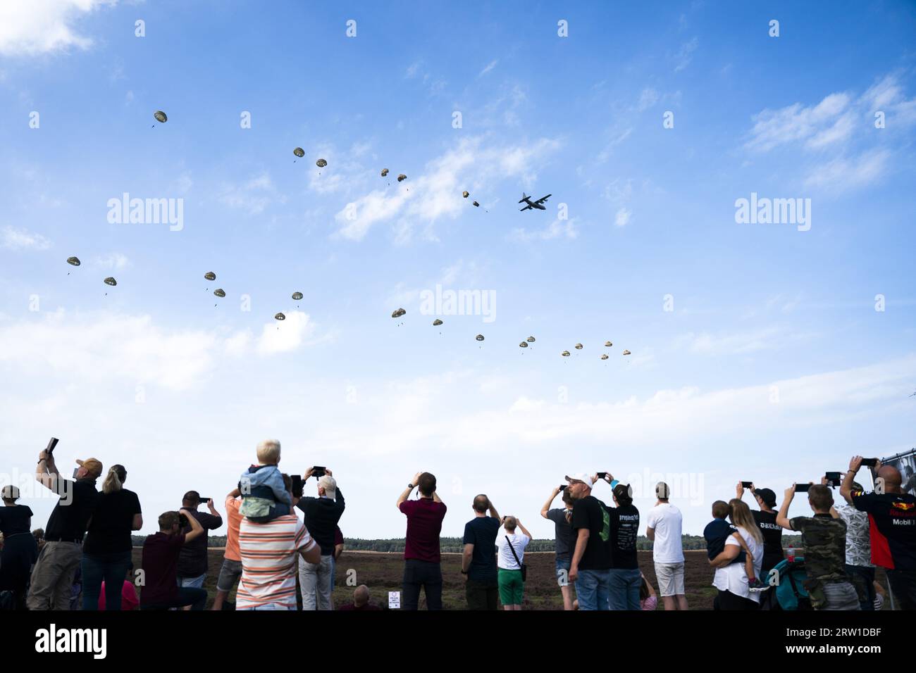 Parachute drop wwii hi-res stock photography and images - Alamy