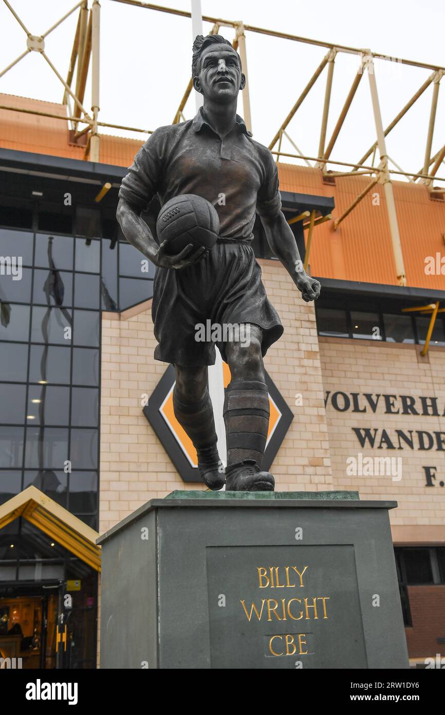 Billy wright statue hi-res stock photography and images - Alamy