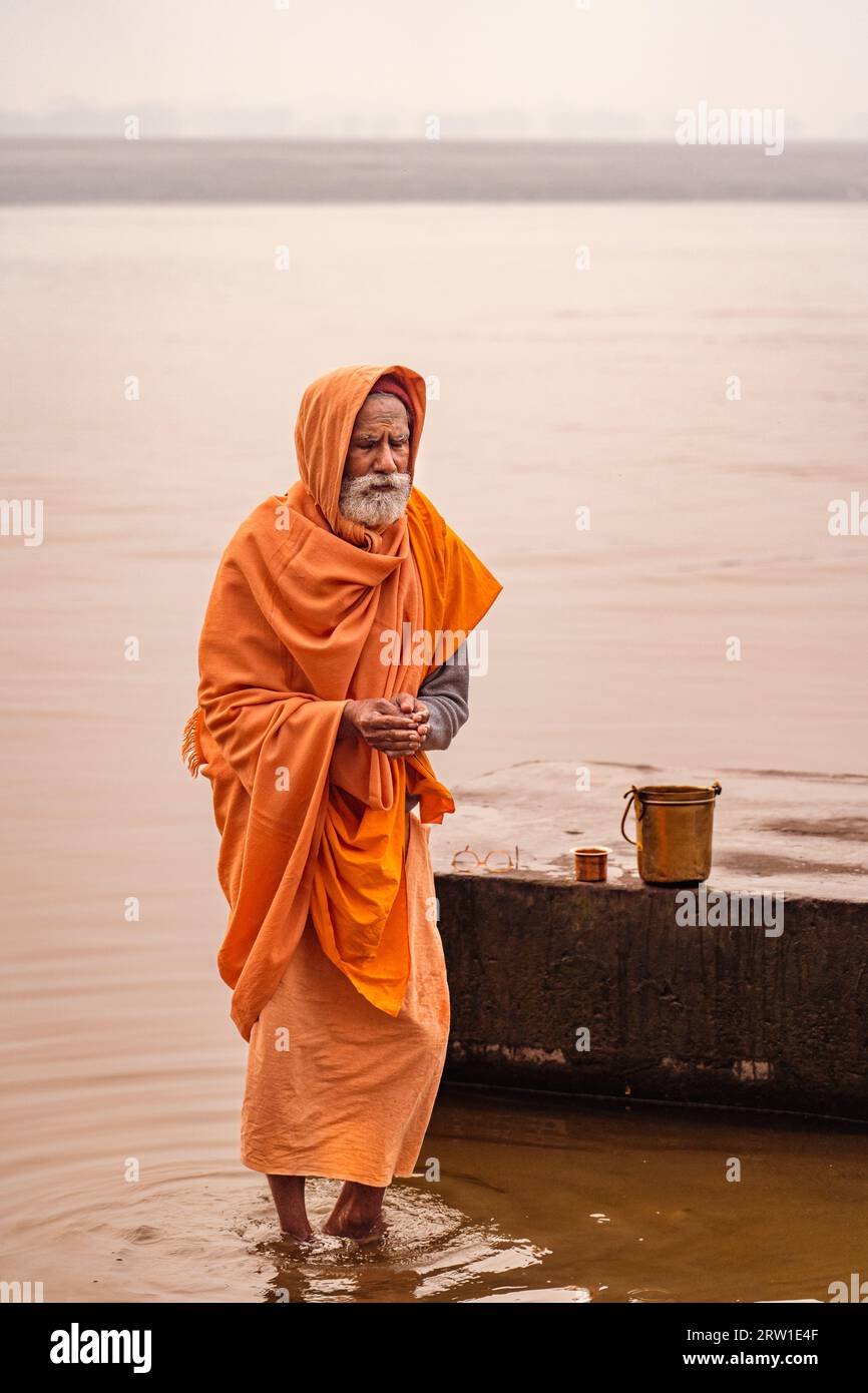 Holy ganga arti hi-res stock photography and images - Alamy