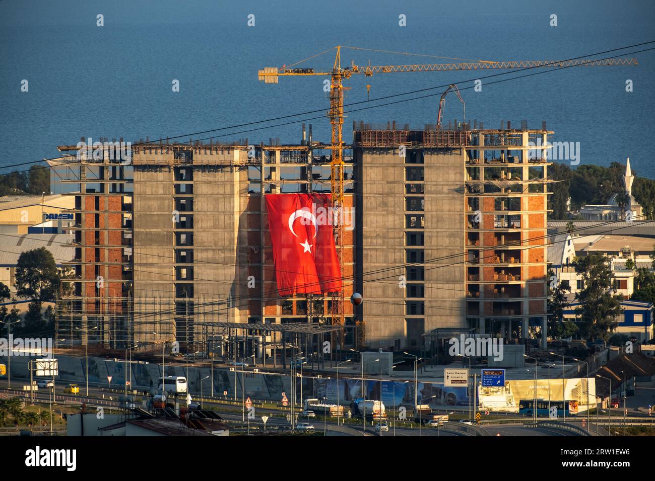 High rise building expressway hi-res stock photography and images - Alamy