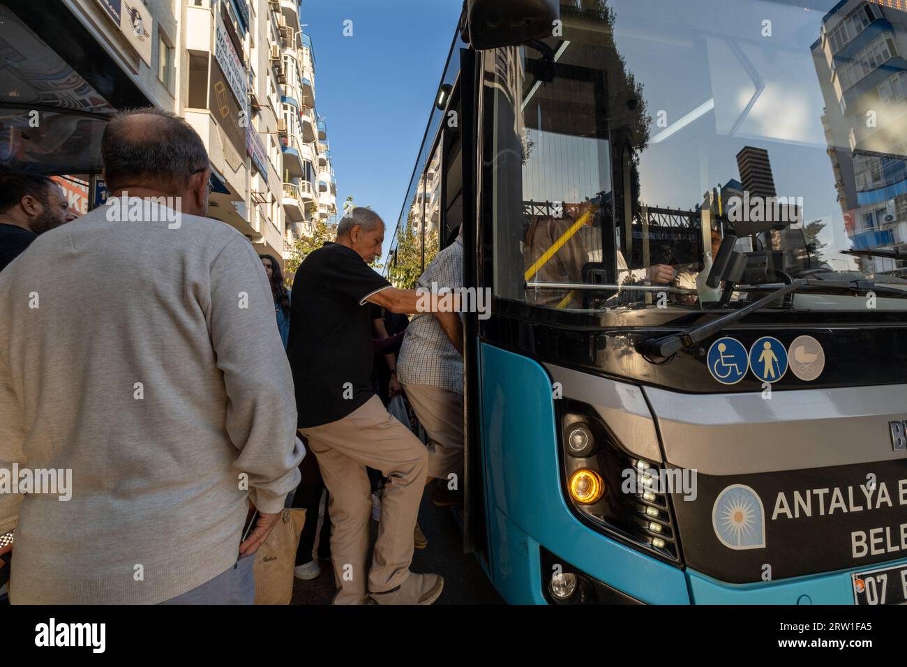01.11.2022, Turkey, Antalya, Antalya - Passengers boarding a public bus ...