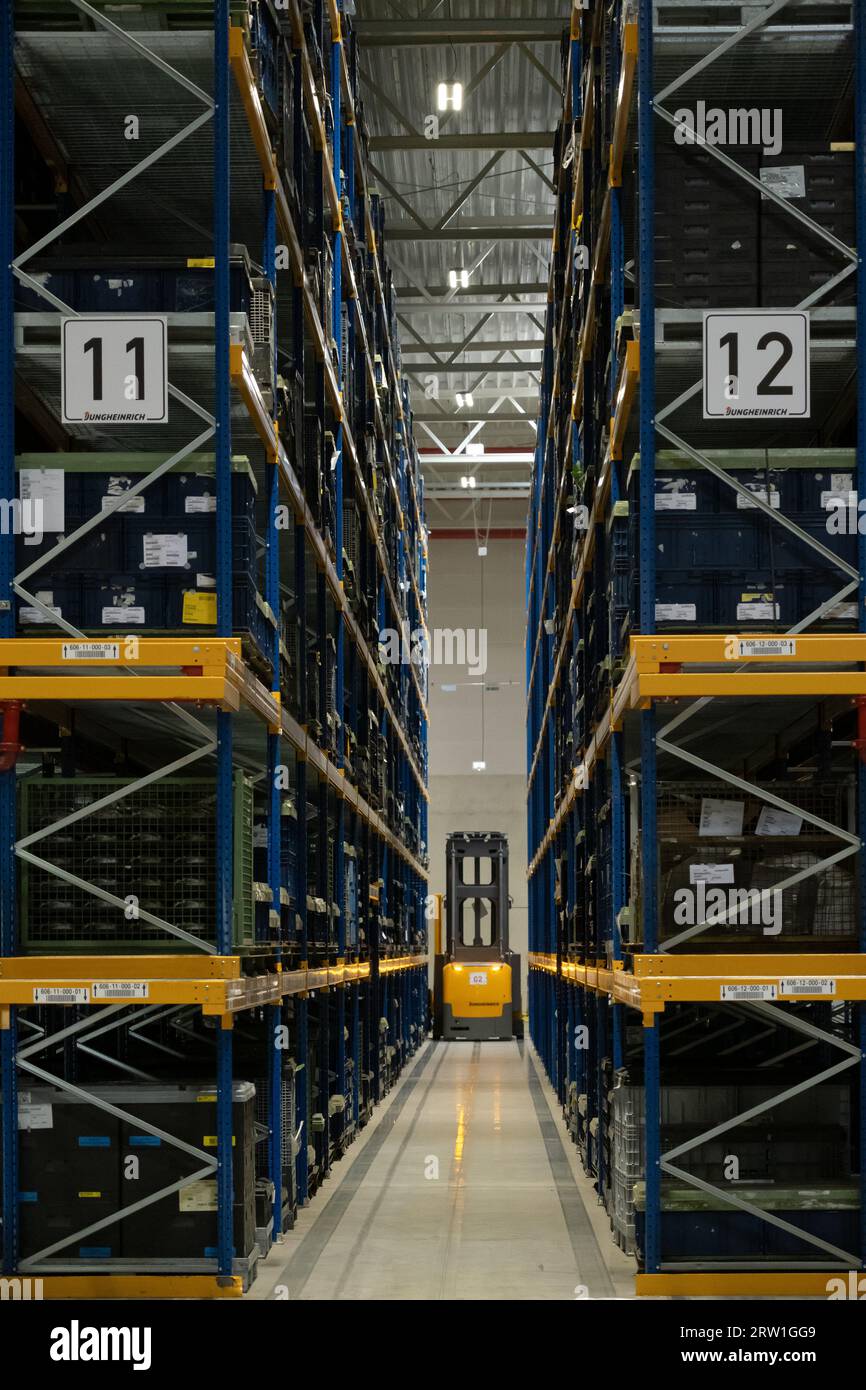 Pallet racking hi-res stock photography and images - Alamy