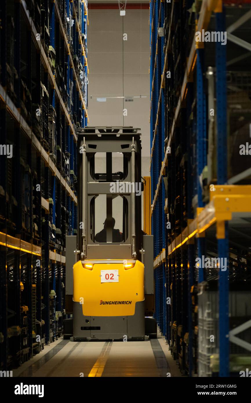 Narrow aisle stacker hi-res stock photography and images - Alamy