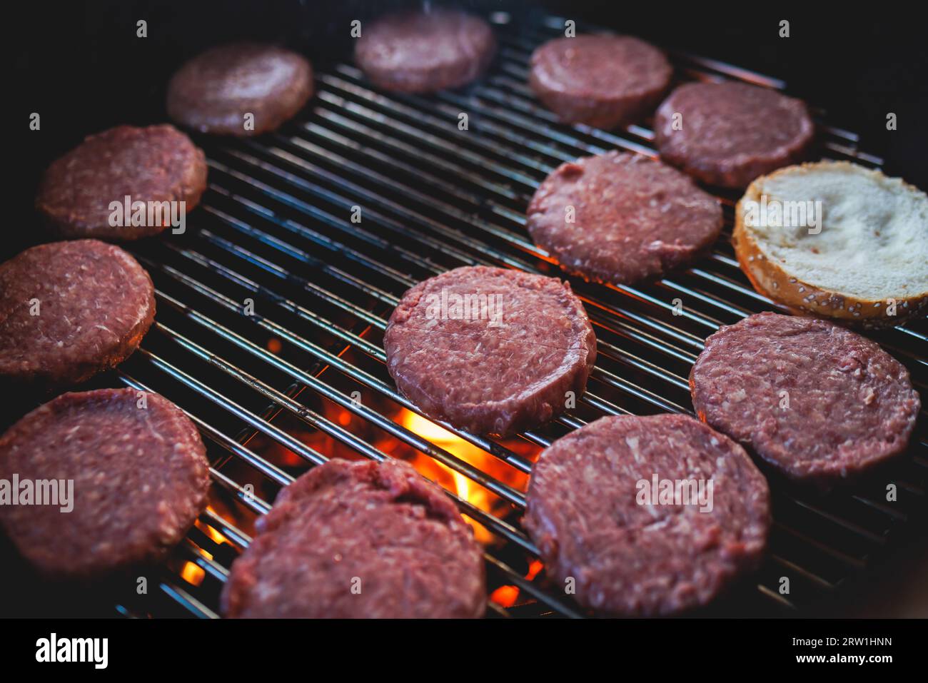 Hamburgers on gas grill hi-res stock photography and images - Alamy