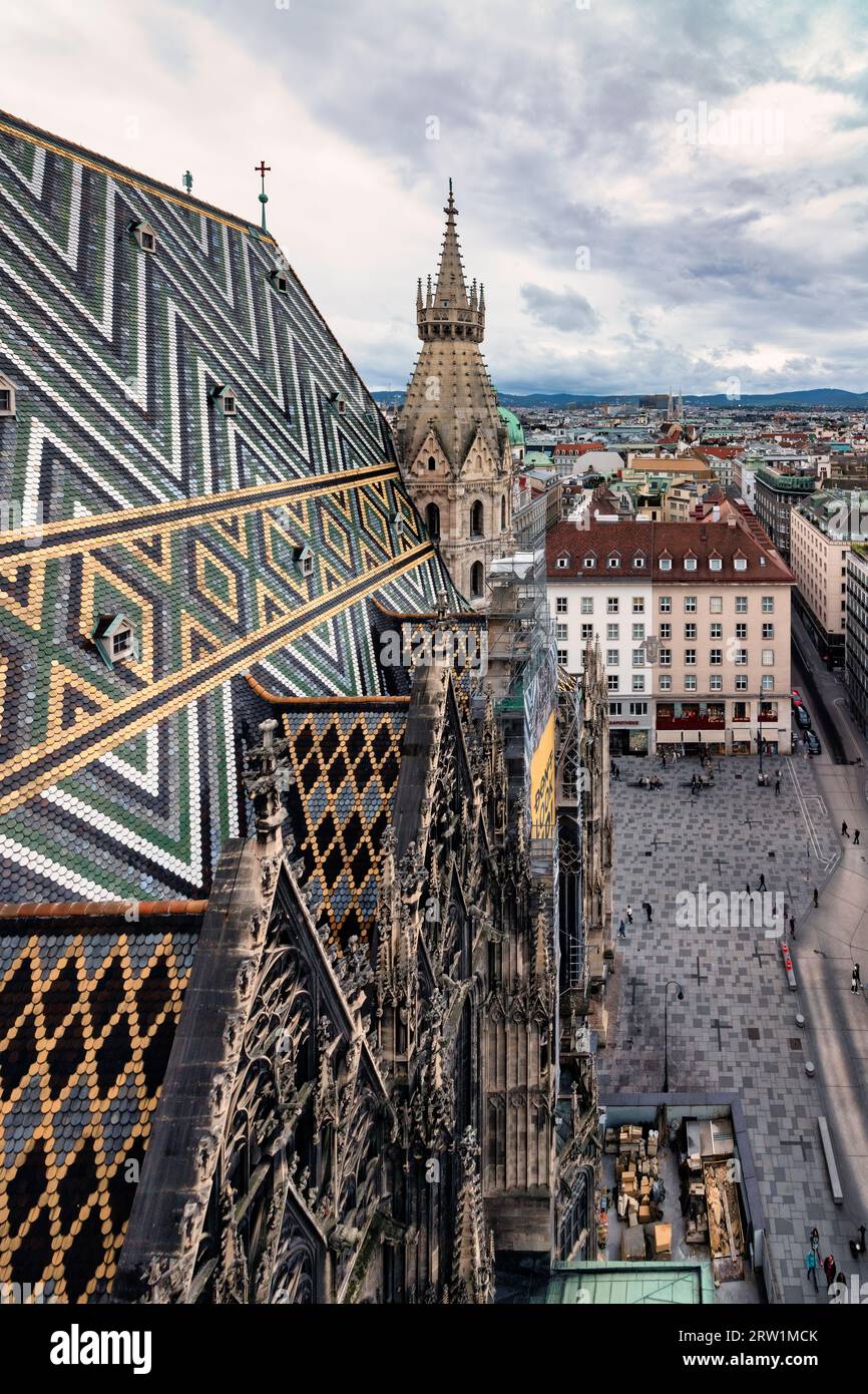 Der Heldenturm des Stephansdoms in Wien Stock Photo - Alamy