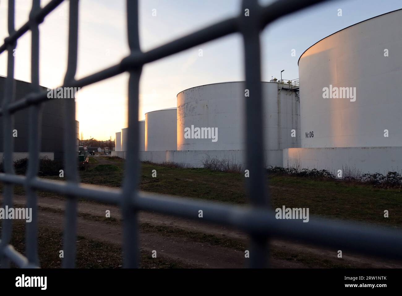 Oiltanking oil storage tanks hi-res stock photography and images - Alamy
