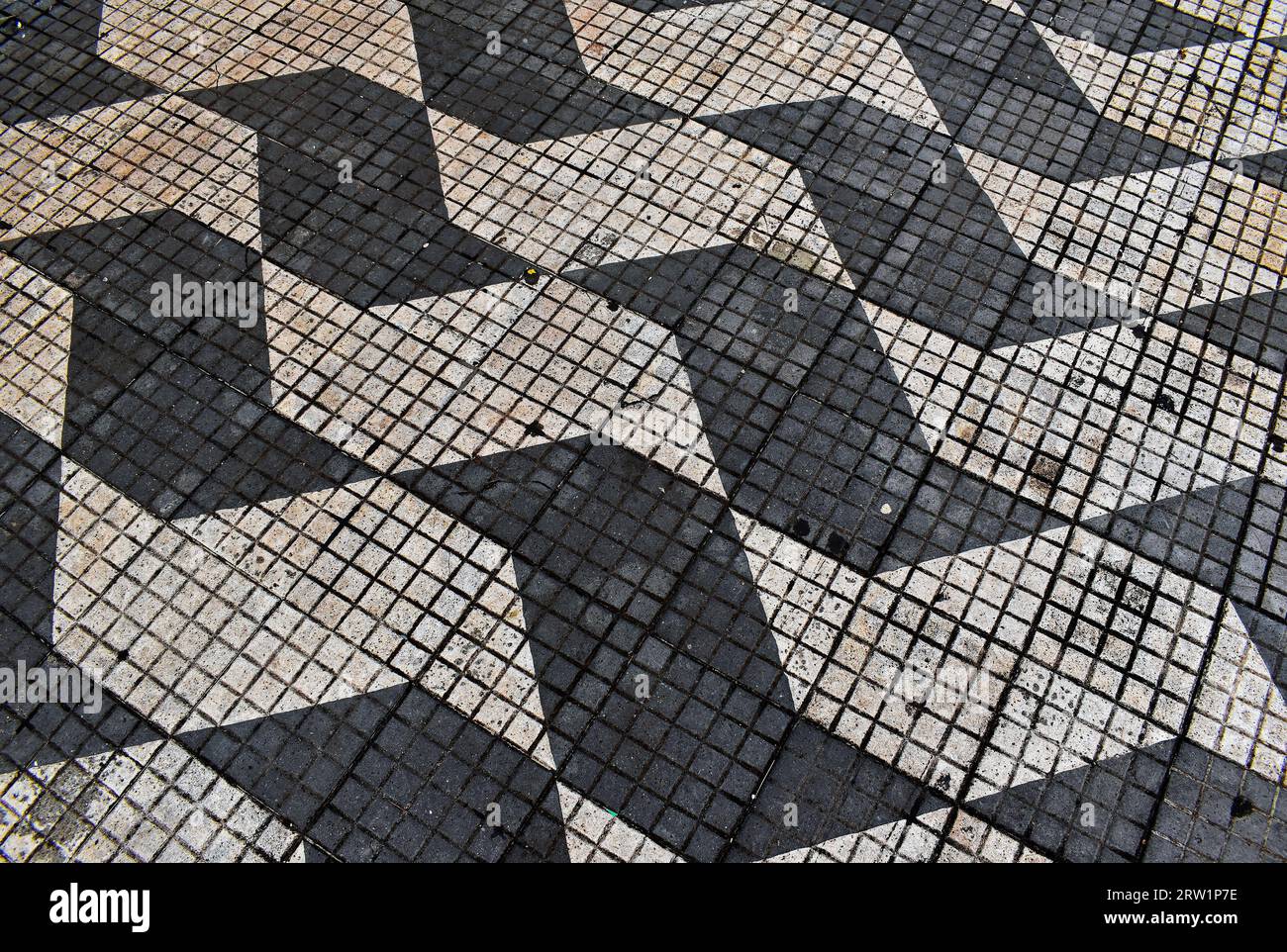 Black and white floor tiles hi-res stock photography and images - Alamy