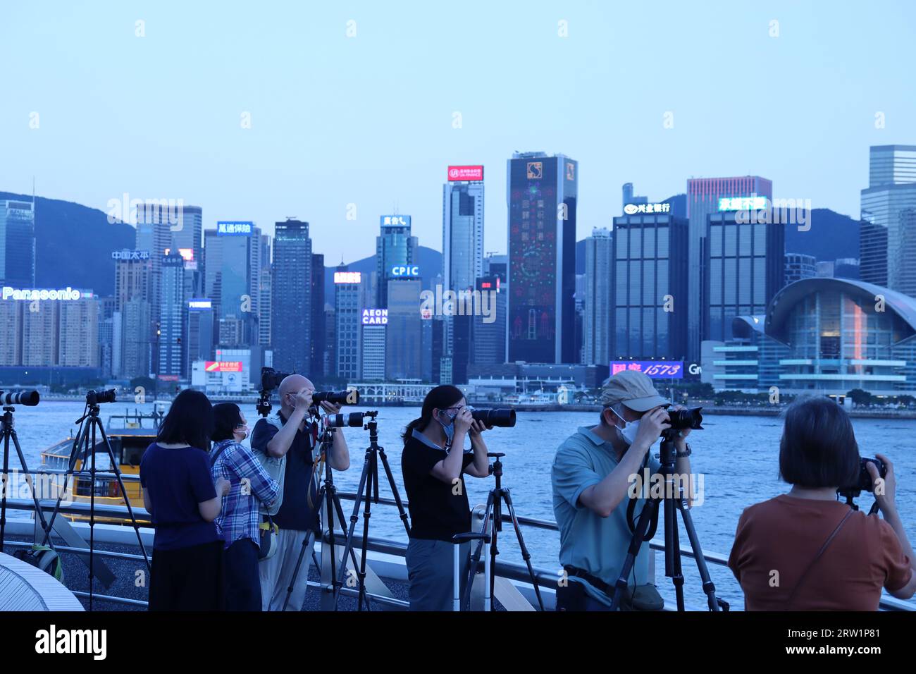 Hong Kong photographers at Victoria Harbour Stock Photo - Alamy