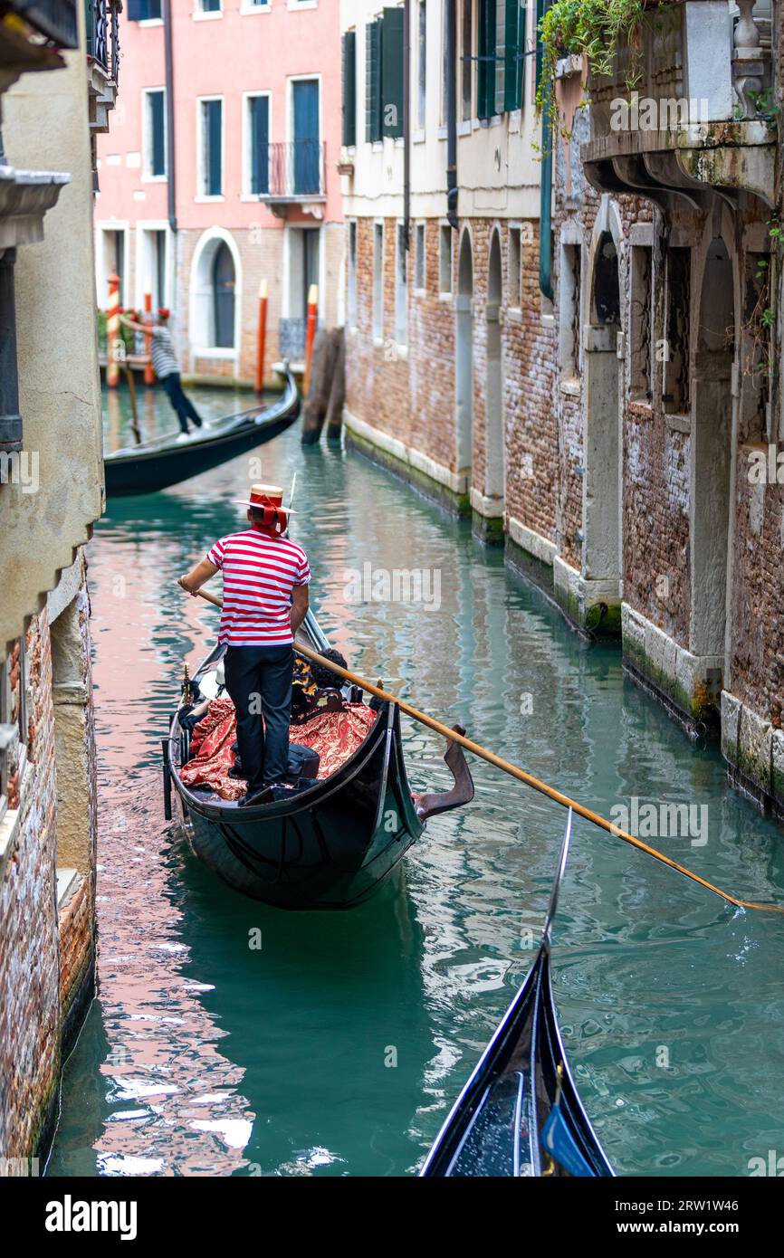 Venice gondolier hi-res stock photography and images - Alamy