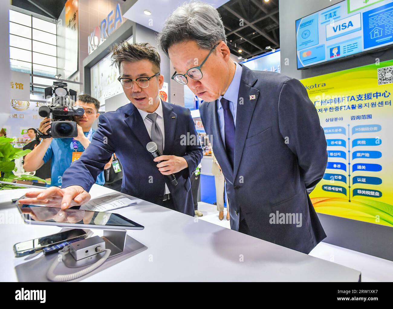 NANNING, CHINA - SEPTEMBER 16, 2023 - South Korean ambassadors look at ...