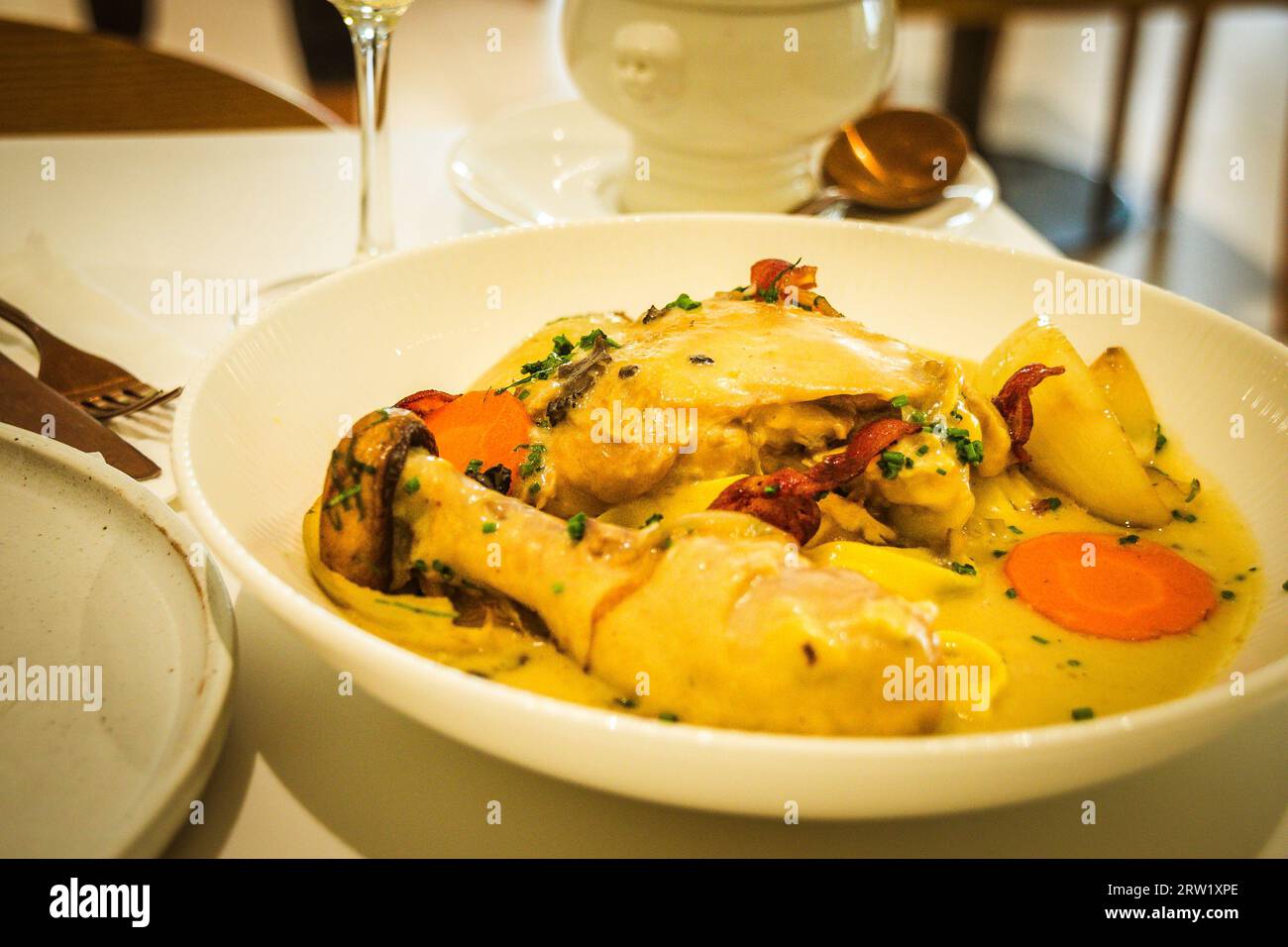 Chicken vin blanc hi-res stock photography and images - Alamy