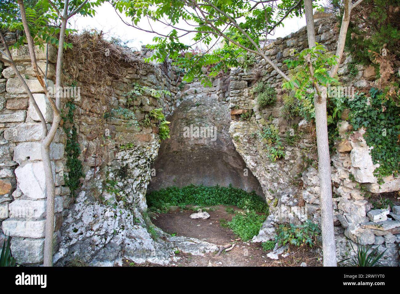 remains of an ancient well or dungeon Stock Photo - Alamy