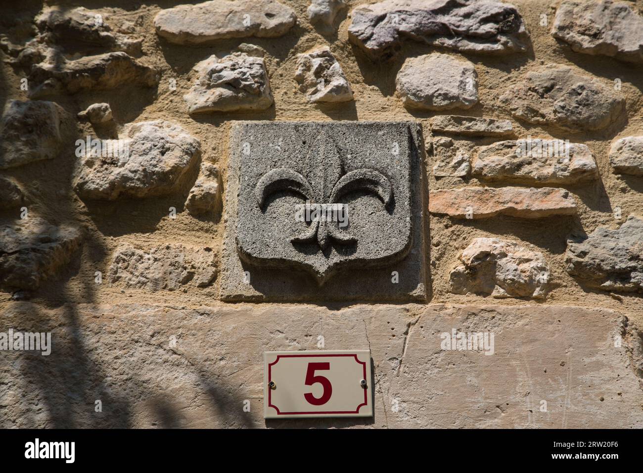 Stucco over stone building hi-res stock photography and images - Alamy
