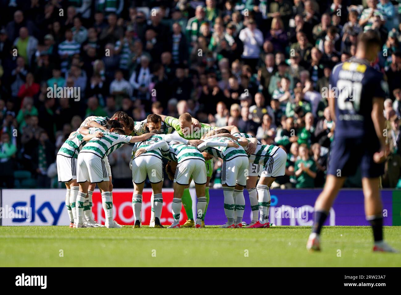 Celtic huddle before scottish premiership match celtic park hi-res ...