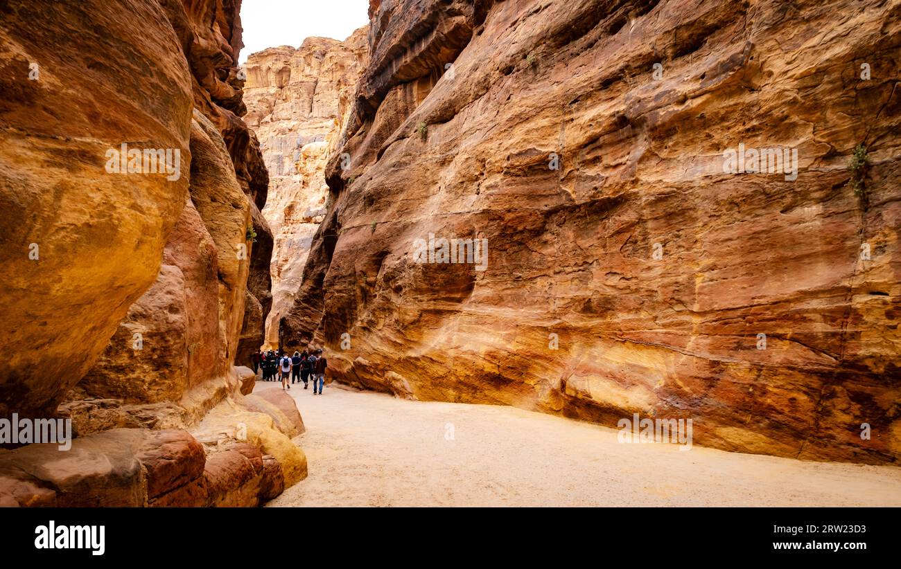 Beatiful gorge in Petra, Jordan with large crowd of tourists Stock ...