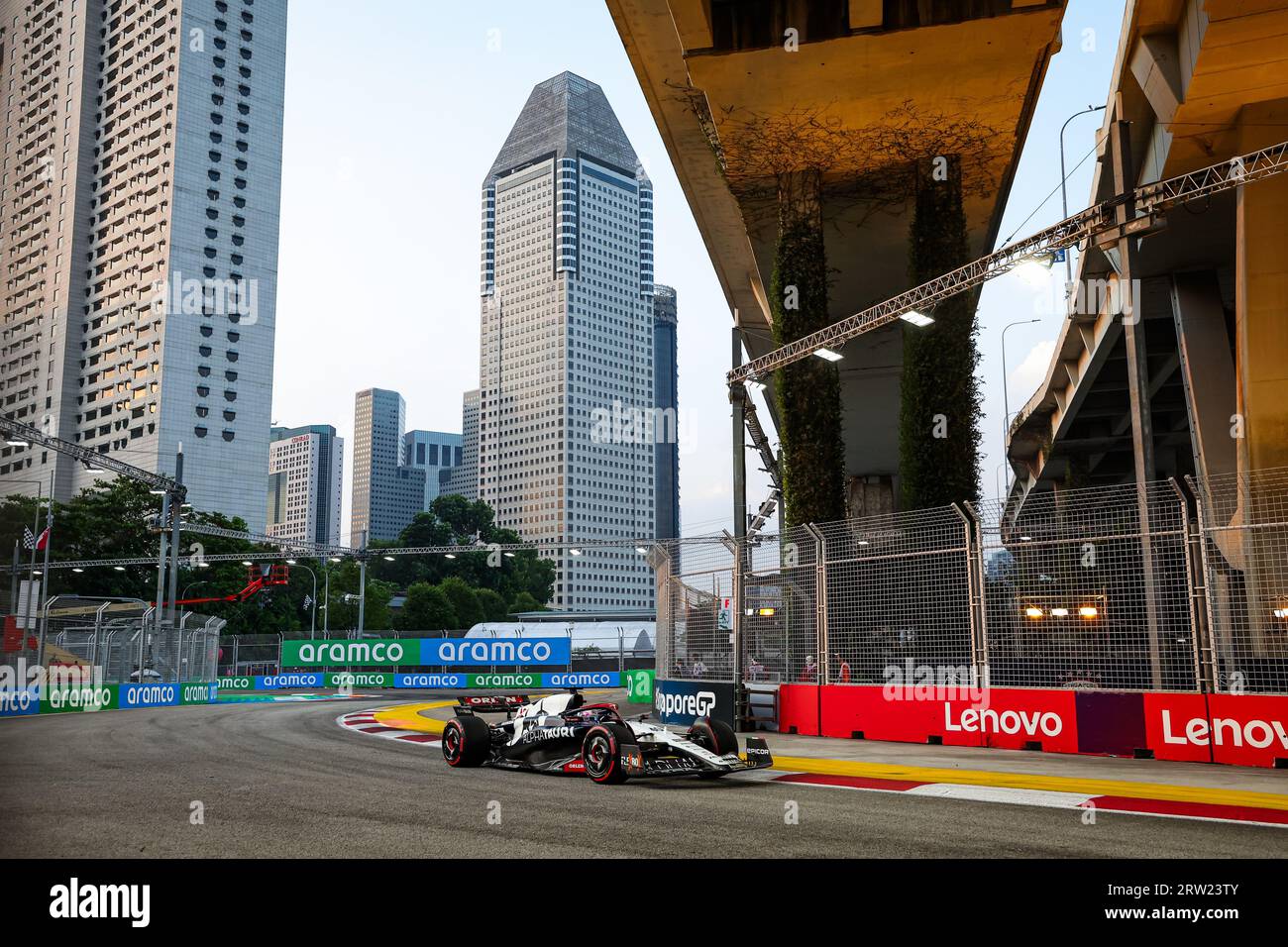 40 LAWSON Liam (nzl), Scuderia AlphaTauri AT04, action during the 2023 Formula 1 Singapore ...
