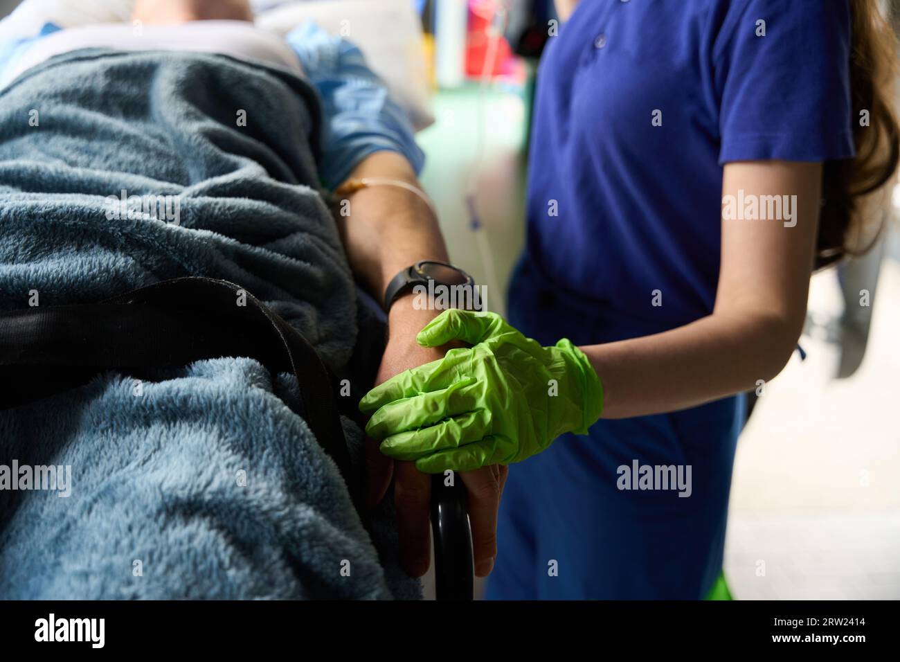 Woman paramedic makes a drip to an injured patient Stock Photo - Alamy