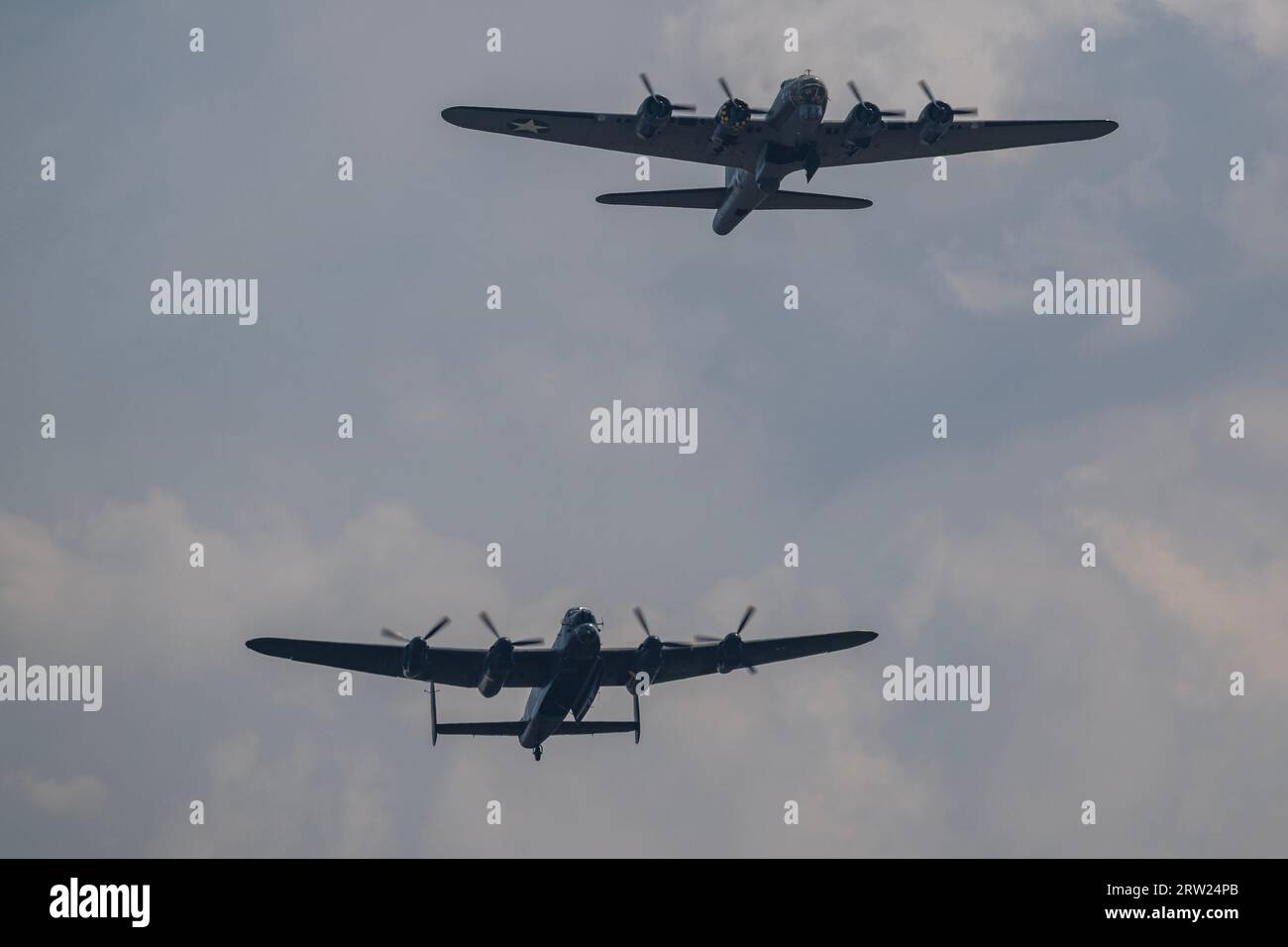 Duxford, UK. 16th Sep, 2023. Bomber Formation, Boeing B-17 Flying ...