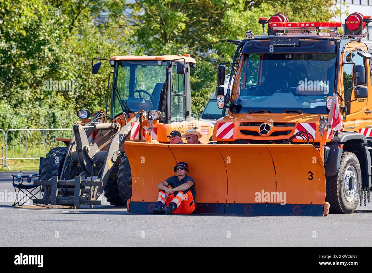 Koblenz, Germany. 16th Sep, 2023. A snow plow driver sits in the shade ...