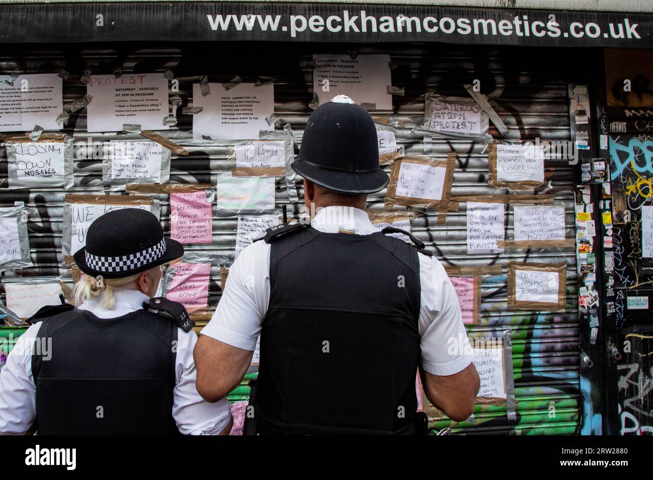 London, UK. 15th Sep, 2023. Police officers look at the signs and ...
