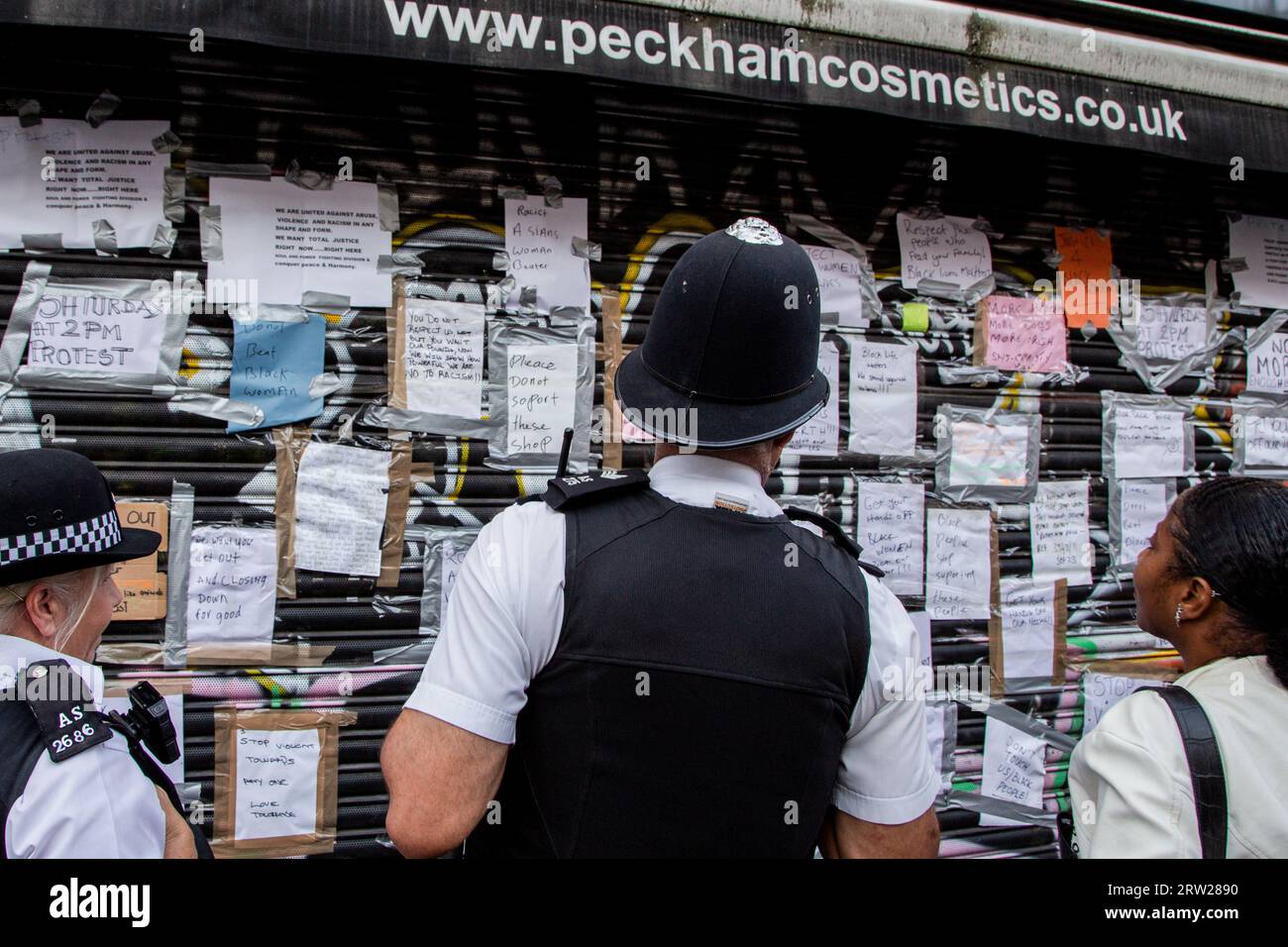 London, UK. 15th Sep, 2023. Police officers look at the signs and ...