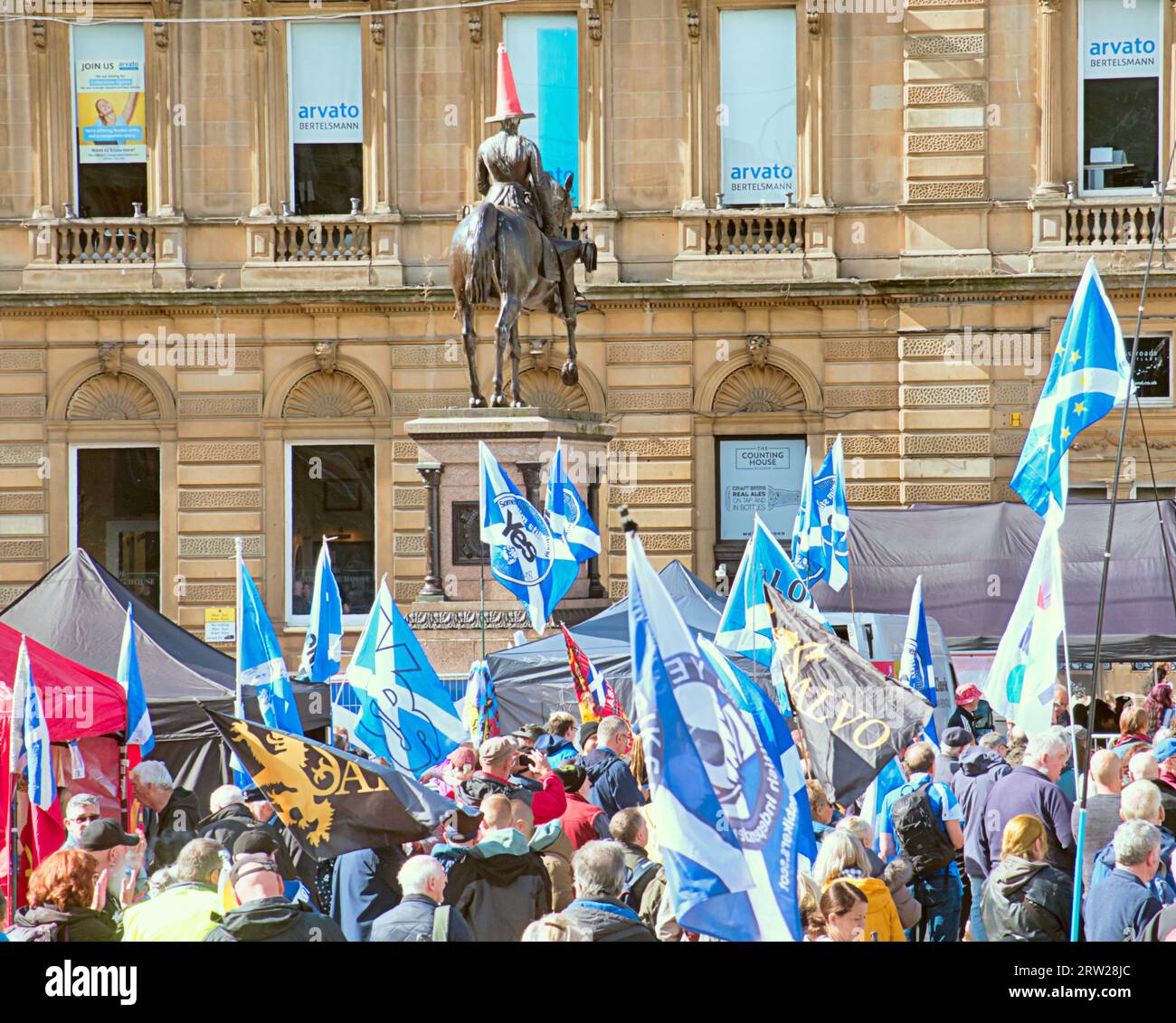 Crowd flags hi-res stock photography and images - Alamy