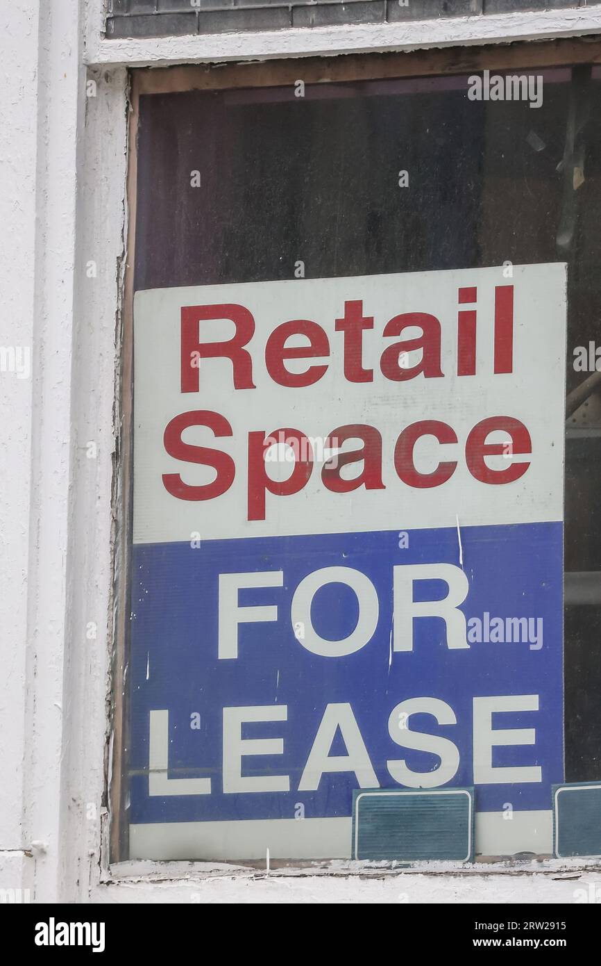 Vacant strip mall hi-res stock photography and images - Alamy