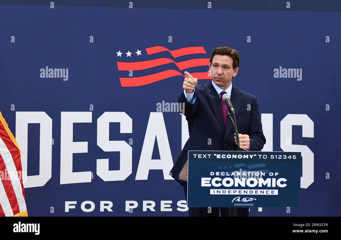 Gov ron desantis speaking hi-res stock photography and images - Alamy