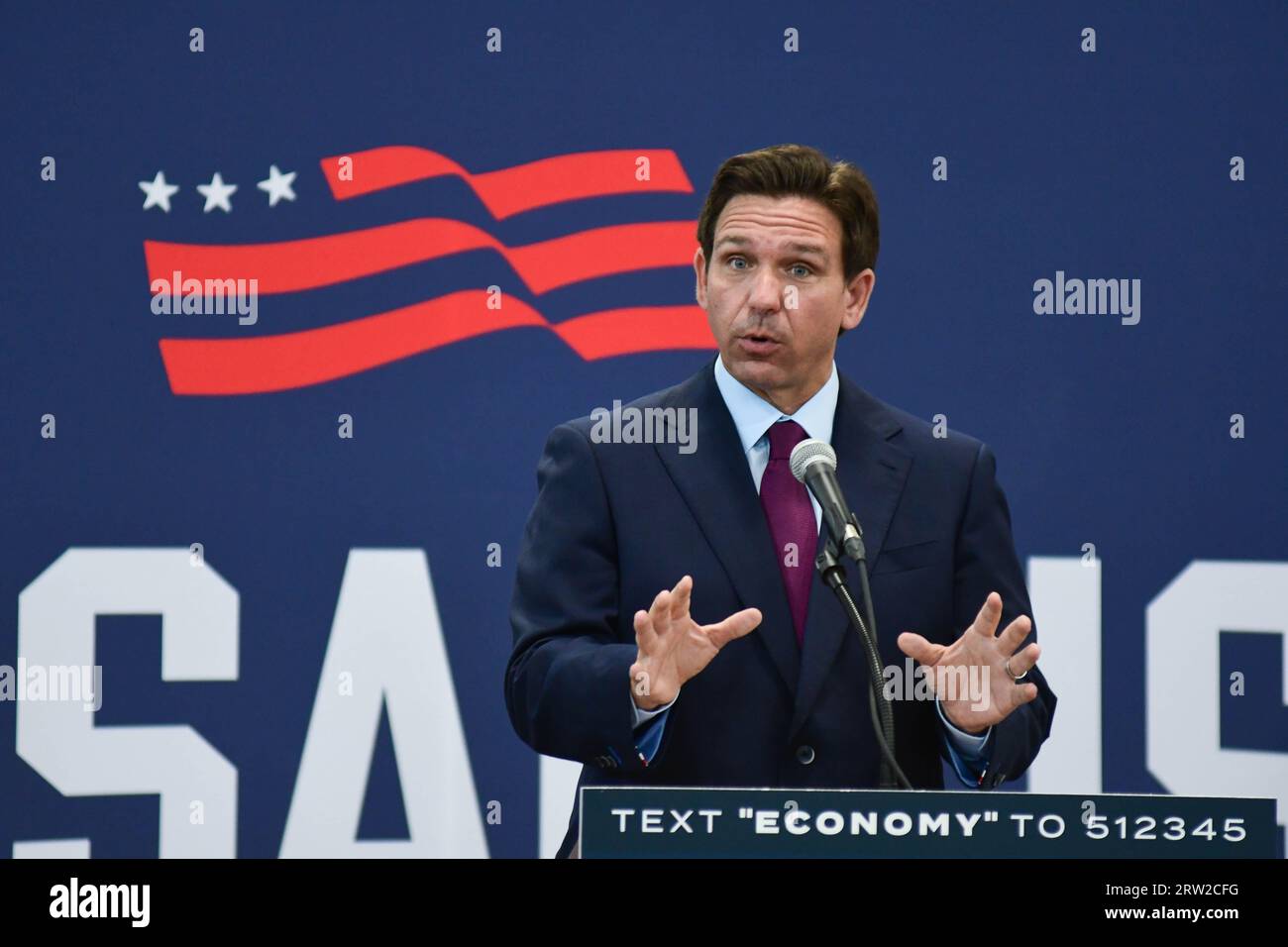 Gov ron desantis speaking hi-res stock photography and images - Alamy