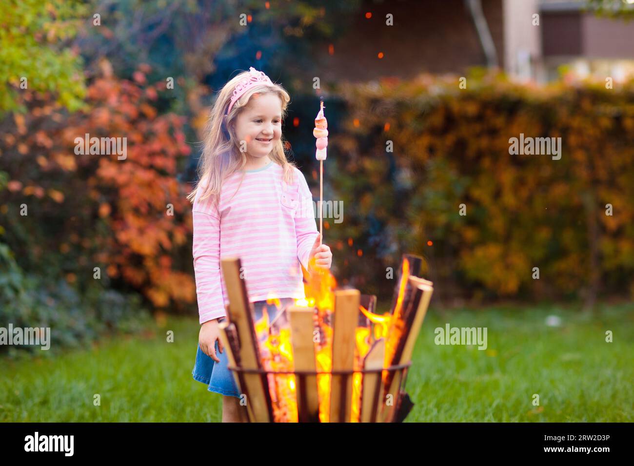 Summer camp children bonfire hi-res stock photography and images - Alamy