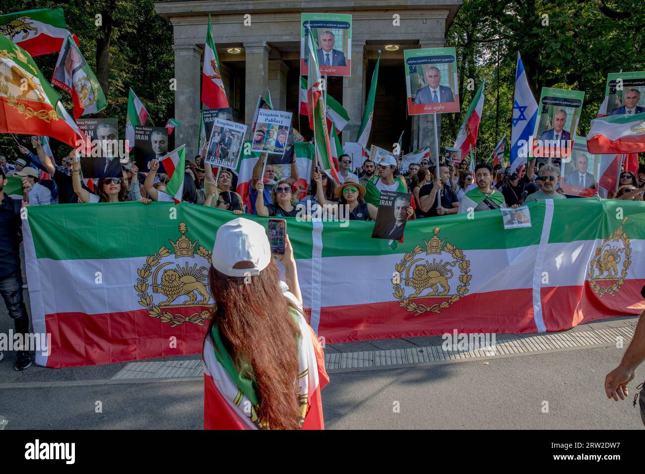 Exiled son of irans last shah hi-res stock photography and images - Alamy