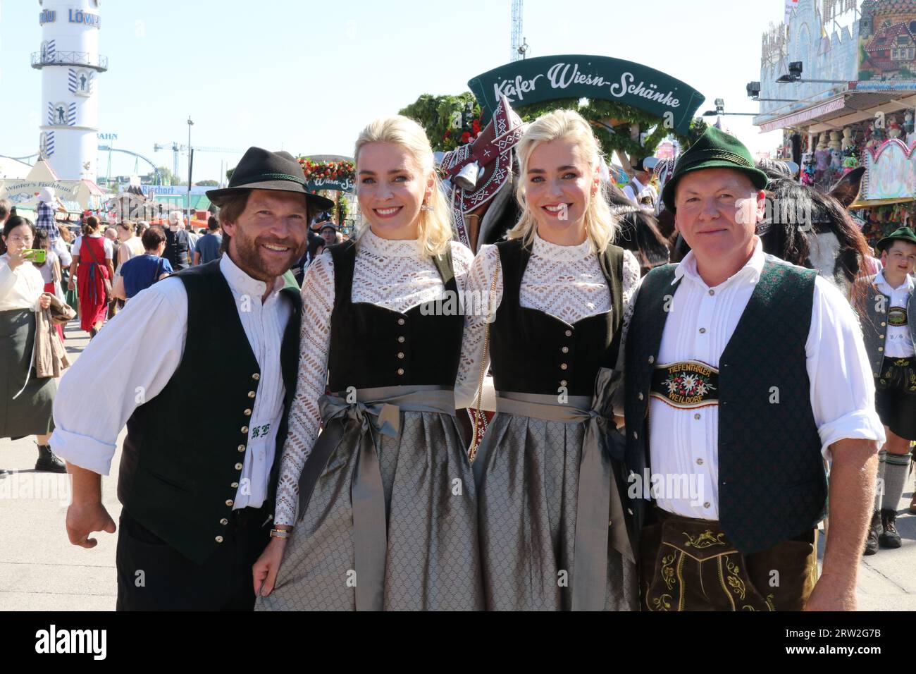 Twinfluencers meise hi-res stock photography and images - Alamy