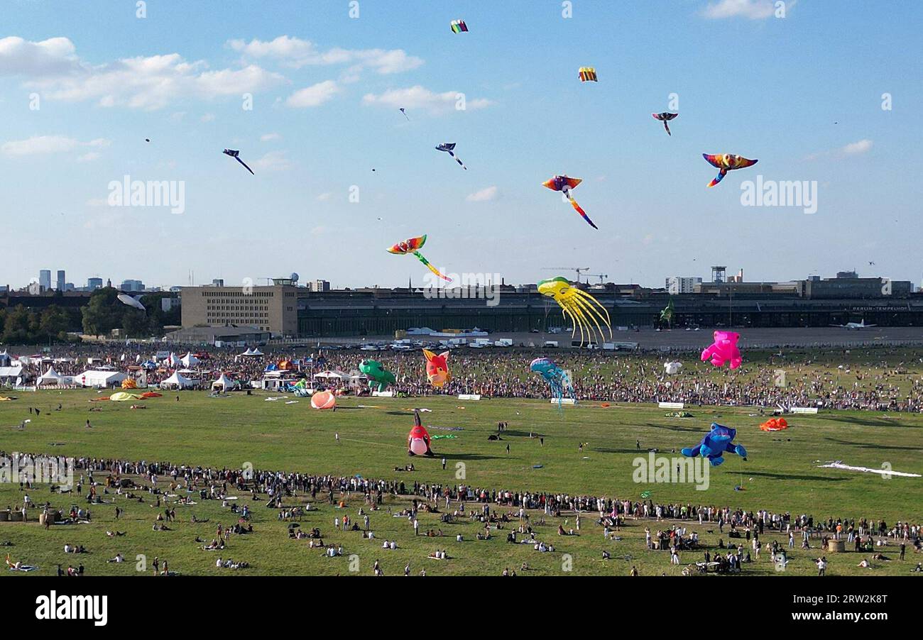 Professional kite flyers hi-res stock photography and images - Alamy