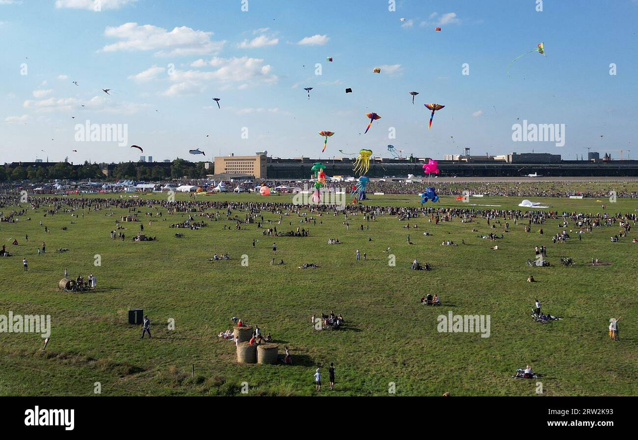 Professional kite flyers hi-res stock photography and images - Alamy