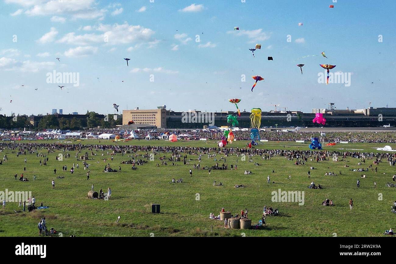 Professional kite flyers hi-res stock photography and images - Alamy