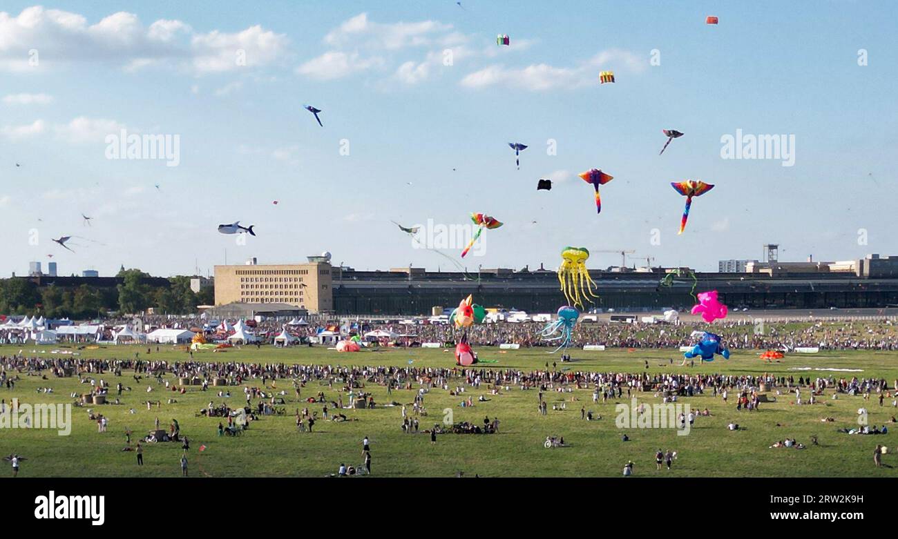 Professional kite flyers hi-res stock photography and images - Alamy