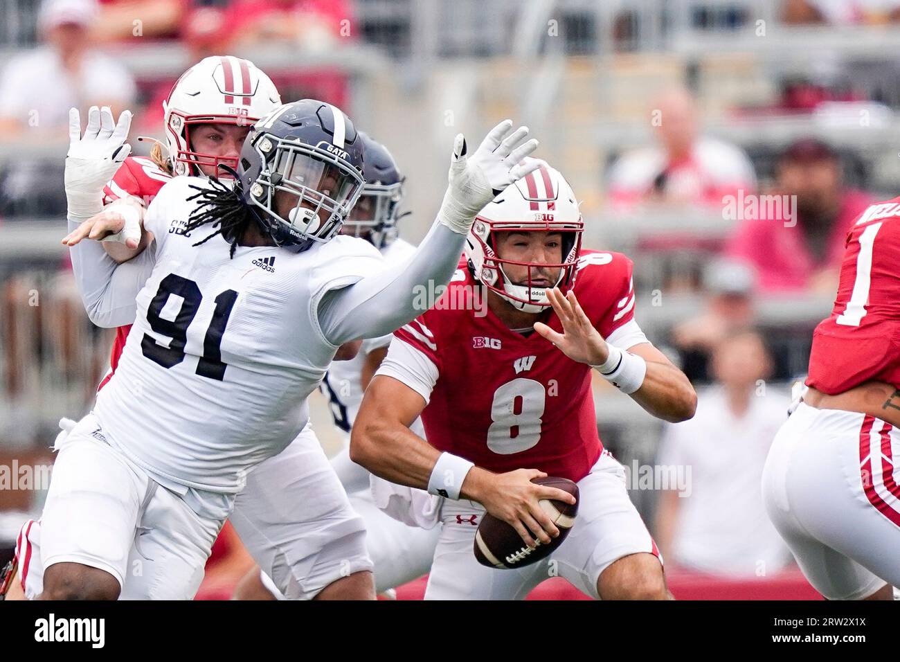 Wisconsin quarterback Tanner Mordecai (8) scrambles against Georgia ...