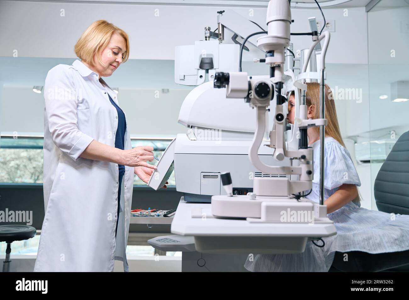 Autorefraction hi-res stock photography and images - Alamy