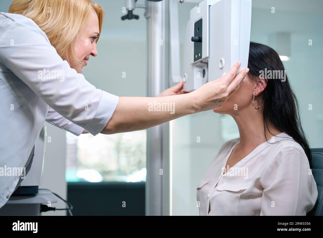 Binocular vision test optometry hi-res stock photography and images - Alamy