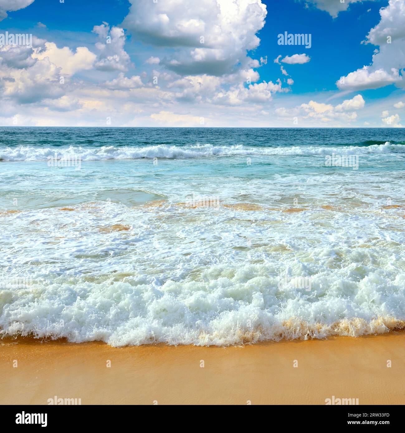 Blue sky ocean scenery hi-res stock photography and images - Alamy