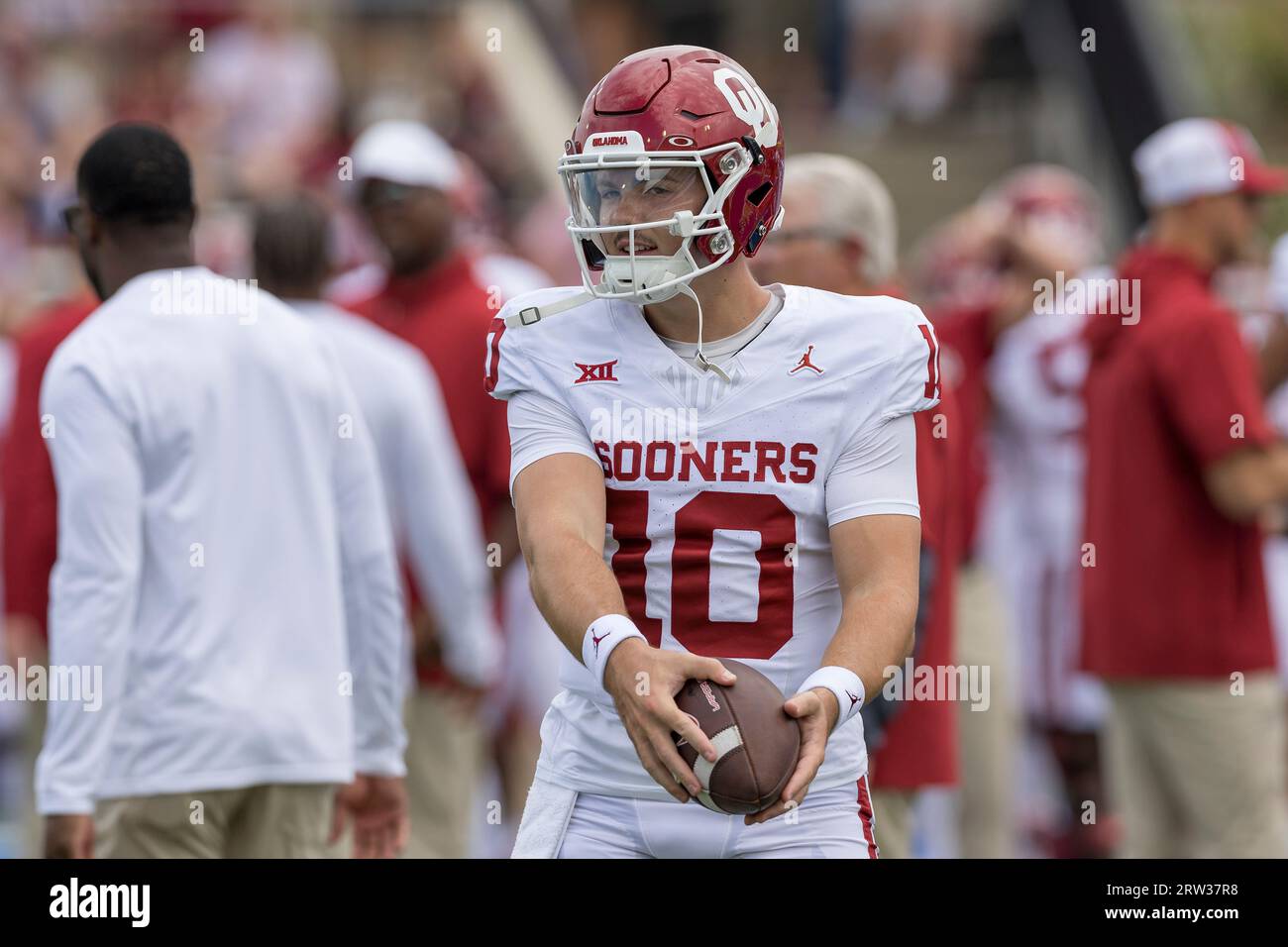 Oklahoma quarterback Jackson Arnold (10) warms up before an NCAA ...